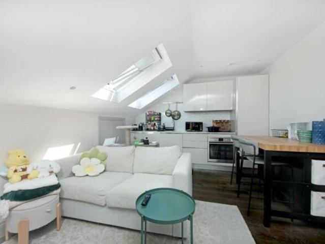 1 bedroom flat for rent in Willcott Road, W3