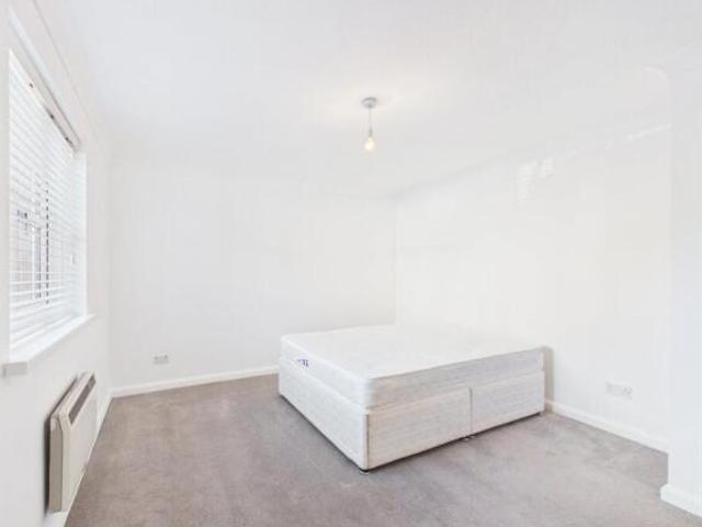 1 bedroom flat for rent in Worcester Gardens, Slough, Berkshire, SL1