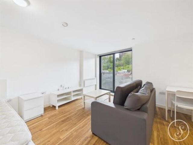 1 bedroom flat for rent in Aire, Cross Green Lane, LS9