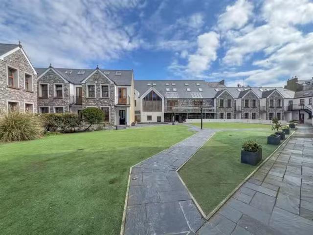 1 bedroom flat for rent in Apt 30 The Courtyard, Malew Street.