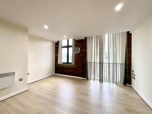 1 bedroom flat for rent in Apt 49 Colonial Buildings, 135 137.