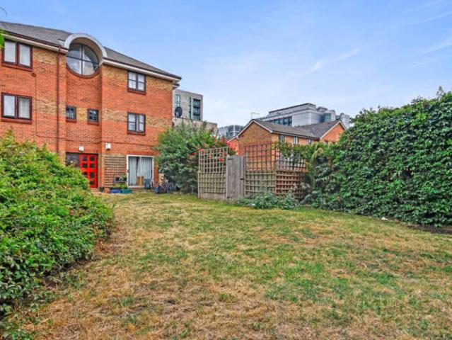 1 bedroom flat for rent in Athol Square, London, E14