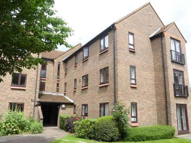 1 bedroom flat for rent in Ballinger Court Watford WD18