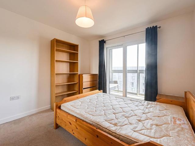 1 Bedroom Flat for Rent in Barge Walk | Foxtons