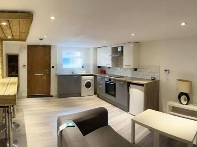 1 bedroom flat for rent in Bayswater Place, LS8