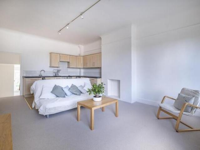 1 bedroom flat for rent in Bedford Hill London SW12