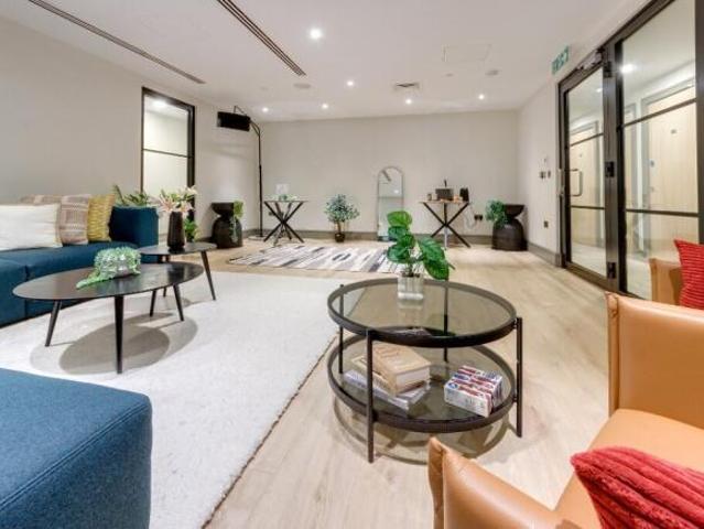 1 bedroom flat for rent in Beverley Way, London, SW20