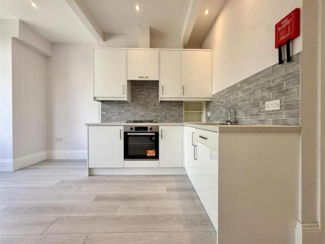 1 bedroom flat for rent in Bowes Road, Palmers Green, London, N13