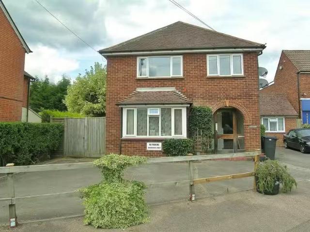 1 bedroom flat for rent in Broadway, Knaphill, Surrey, GU21 2D.