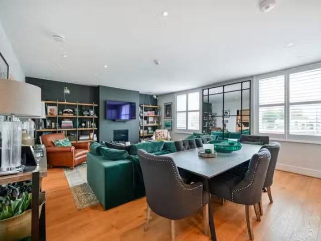 1 bedroom flat for rent in Bridge Road, Hampton Court, East Mo.