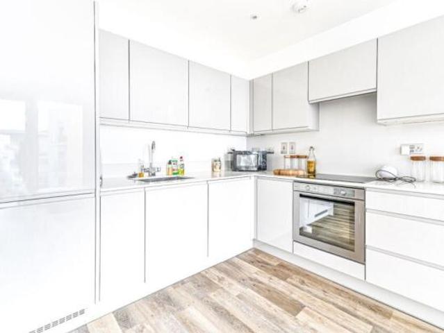 1 bedroom flat for rent in Bridges Court Road, Battersea, London, SW11