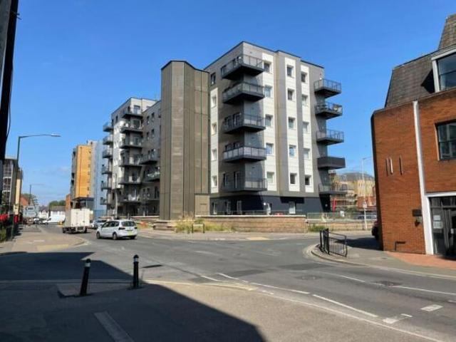 1 bedroom flat for rent in Buckingham Gardens Slough SL1