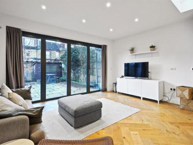 1 bedroom flat for rent in Camborne Avenue, Ealing, W13
