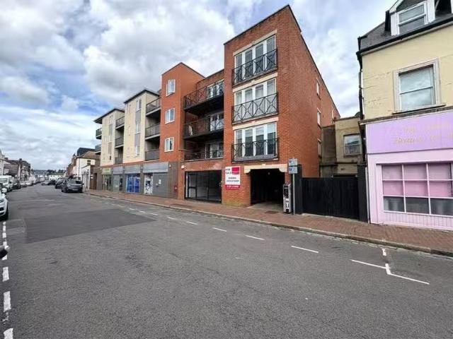 1 bedroom flat for rent in Camp Road, Farnborough, Hampshire.