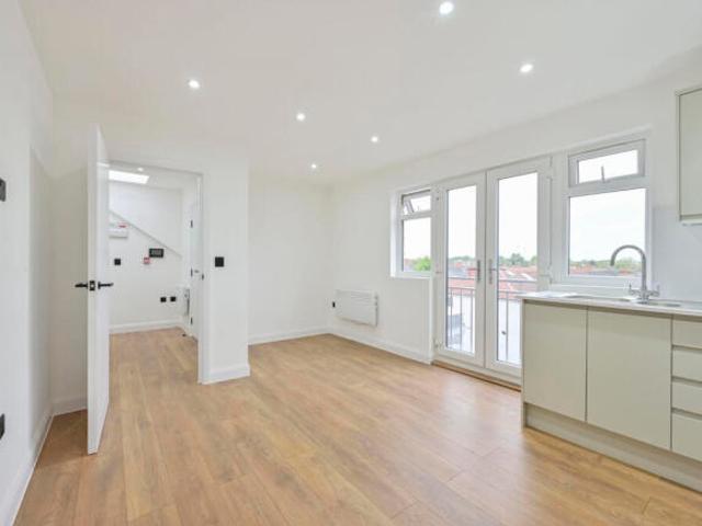 1 bedroom flat for rent in Central Road, Morden, SM4
