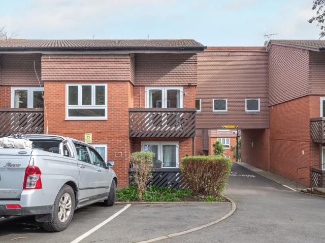 1 Bedroom Flat for Rent in Cedar Close | Foxtons