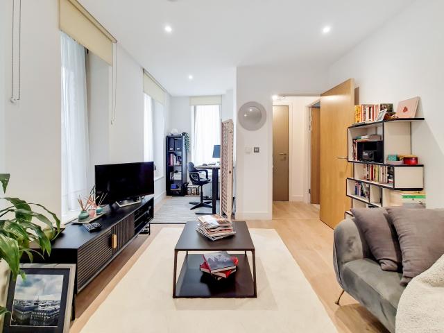 1 Bedroom Flat for Rent in Chandlers Avenue | Foxtons