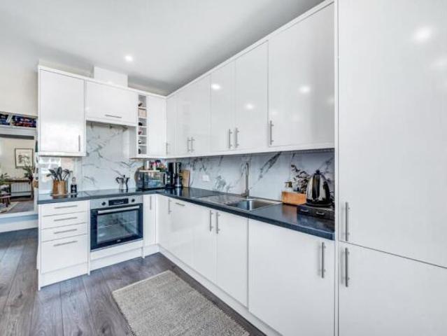1 bedroom flat for rent in Chiswick High Road, Turnham Green, W4