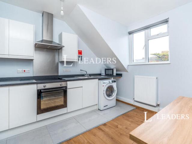 1 bedroom flat for rent in Commercial Road, SO15
