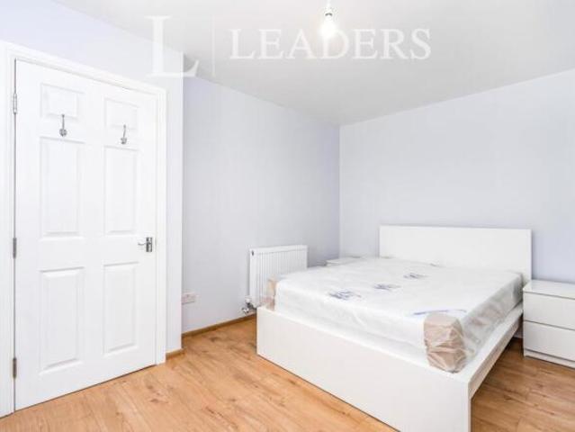 1 bedroom flat for rent in Commercial Road, SO15