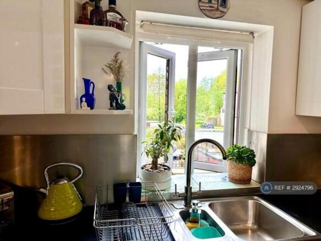 1 bedroom flat for rent in Coniston Close, London, SW20