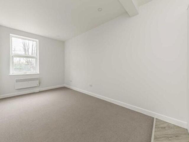 1 bedroom flat for rent in Coombe Lane, Raynes Park, SW20