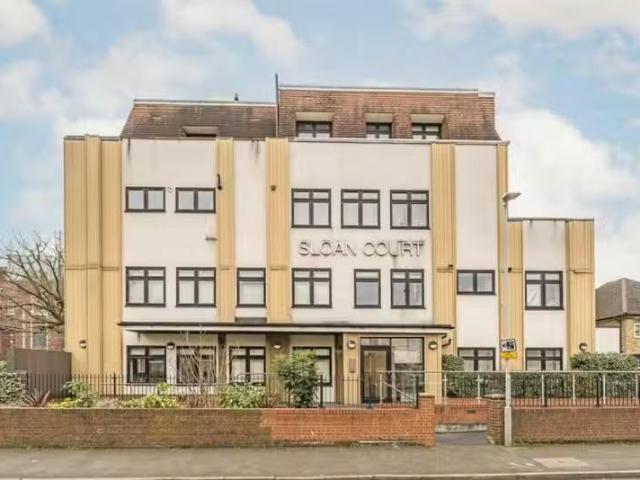 1 bedroom flat for rent in Coombe Road, New Malden, KT3