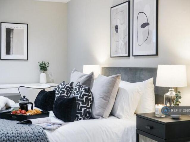 1 bedroom flat for rent in Colbalt Point, London, E14