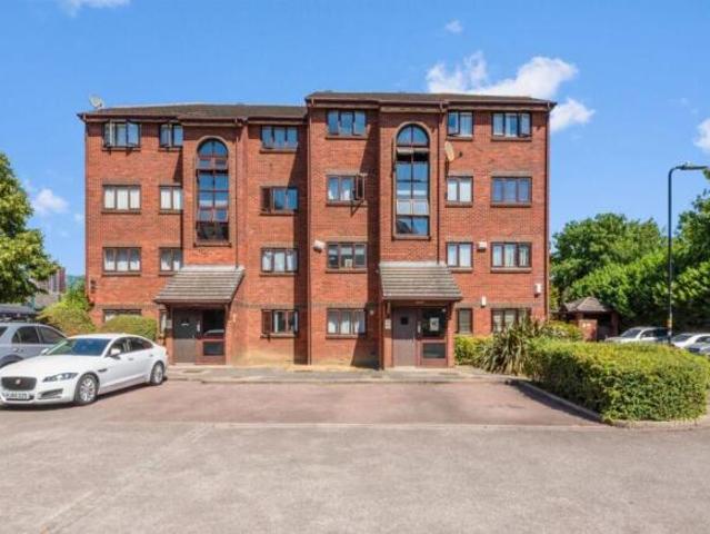 1 bedroom flat for rent in Cotton Avenue, Acton, W3