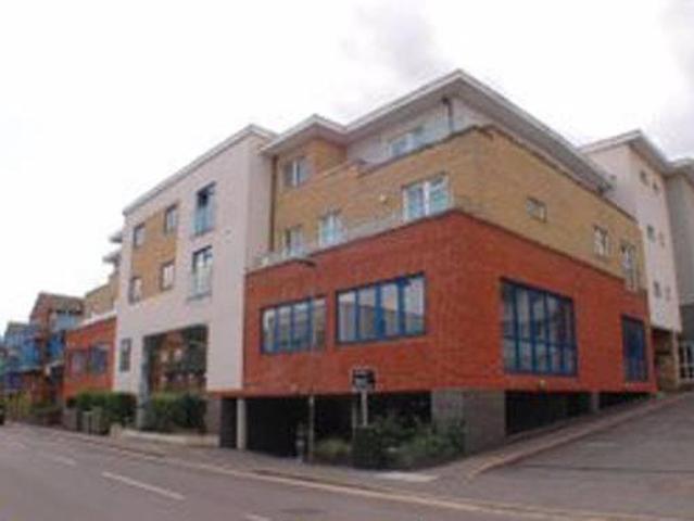 1 bedroom flat for rent in Close to Station and University with Parking GU1