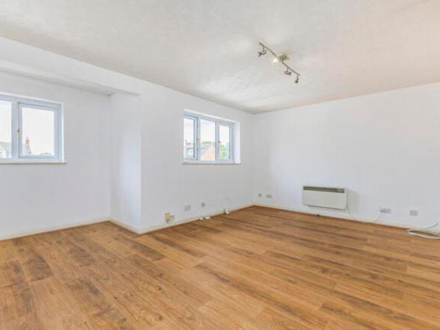 1 bedroom flat for rent in Clarendon Road, Wallington, SM6
