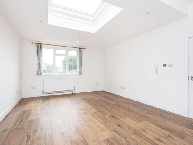 1 bedroom flat for rent in Clifton Gardens, Temple Fortune, London, NW11