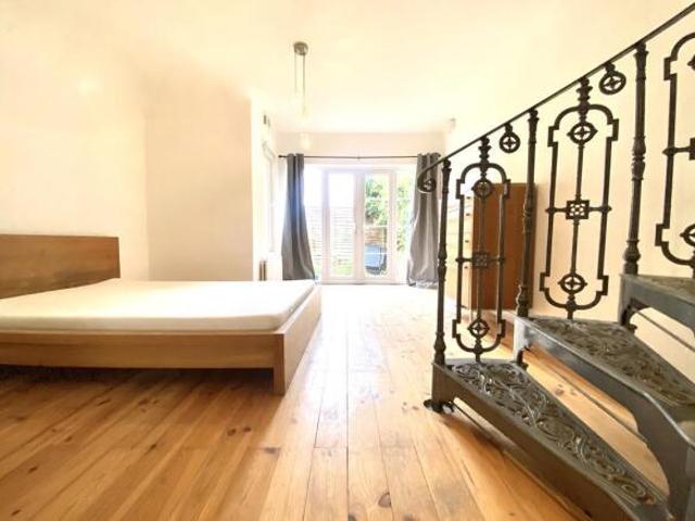 1 bedroom flat for rent in Crown Road, Twickenham, TW1