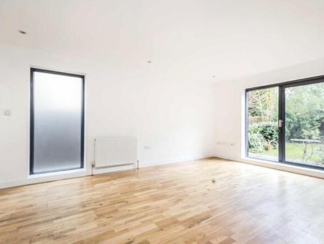 1 bedroom flat for rent in Cromwell Road, Teddington, TW11