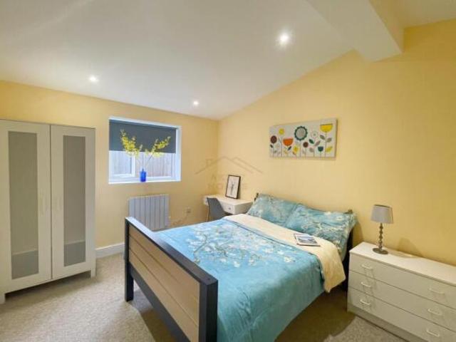 1 bedroom flat for rent in Derwent Avenue, Kingston Vale, Kingston Upon Thames, SW15