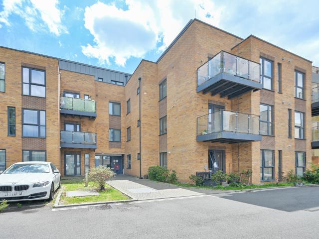 1 Bedroom Flat for Rent in Dominion Court, TW3 1SE | Foxtons