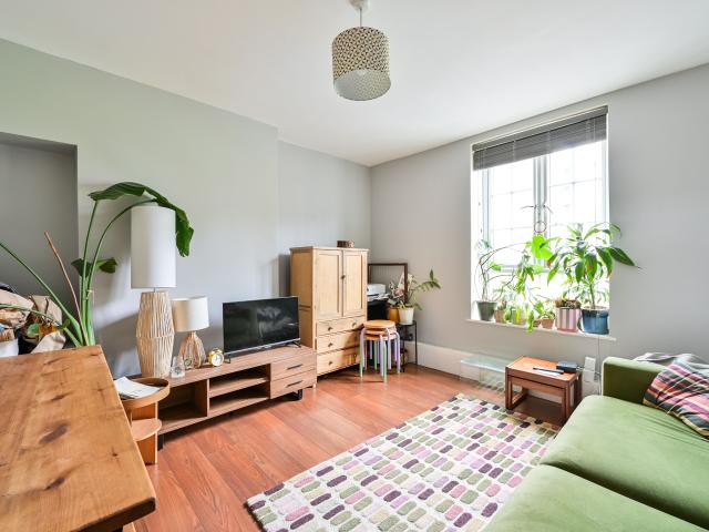 1 Bedroom Flat for Rent in Dog Kennel Hill | Foxtons