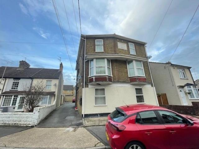 1 bedroom flat for rent in Essex Road, Halling, ME2