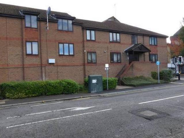 1 bedroom flat for rent in Fairfield Avenue Staines TW18 4AF TW18