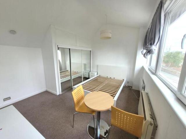 1 bedroom flat for rent in Farnham Road, SL2