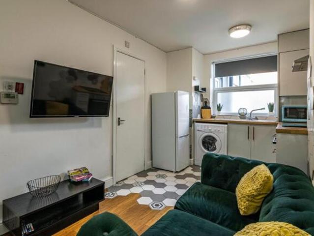 1 bedroom flat for rent in Flat 9, 98 100 Portland Street, Lincoln, LN5 7LE, LN5