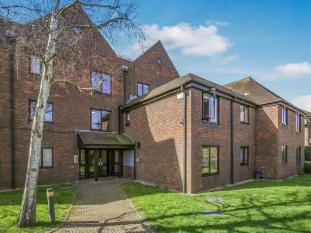 1 bedroom flat for rent in Freelands Road, Cobham, KT11