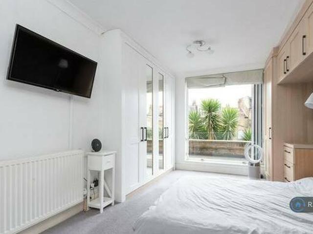 1 bedroom flat for rent in Garfield Road London SW11