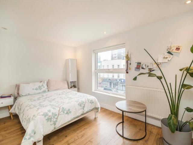 1 bedroom flat for rent in Goldhawk Road, Shepherds Bush, W12