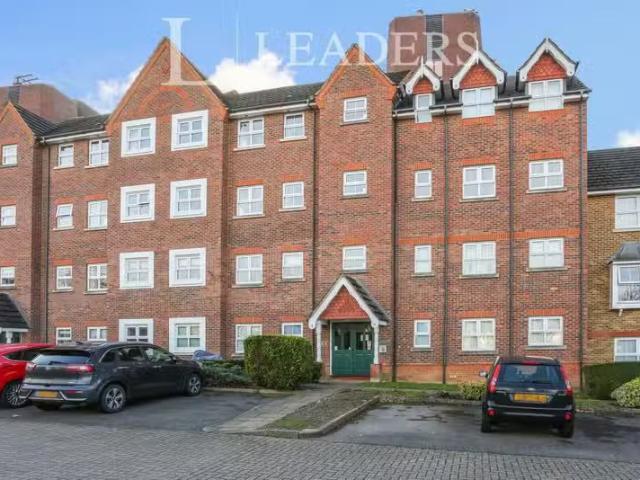 1 bedroom flat for rent in Grosvenor Place, Burleigh Gardens.
