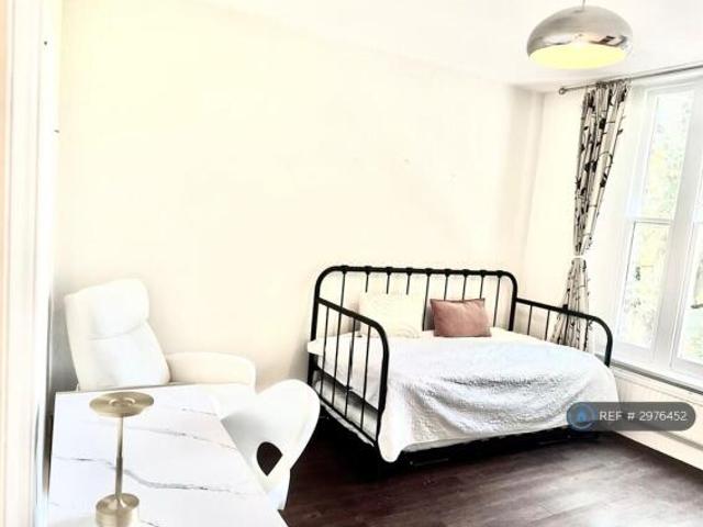 1 bedroom flat for rent in Greenwich South St, London, SE10