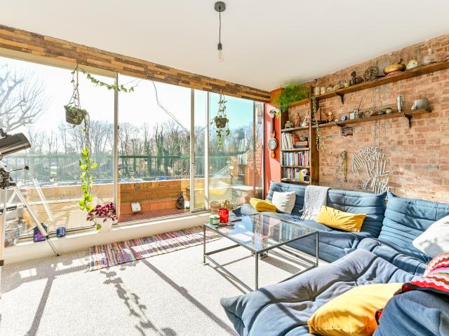 1 Bedroom Flat for Rent in Hampton Court Road | Foxtons