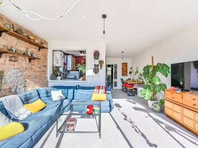 1 bedroom flat for rent in Hampton Court Road, Hampton Court.