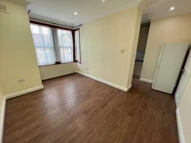 1 bedroom flat for rent in Hampton Road, Ilford, London, IG1