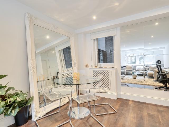 1 Bedroom Flat for Rent in Hans Crescent | Foxtons